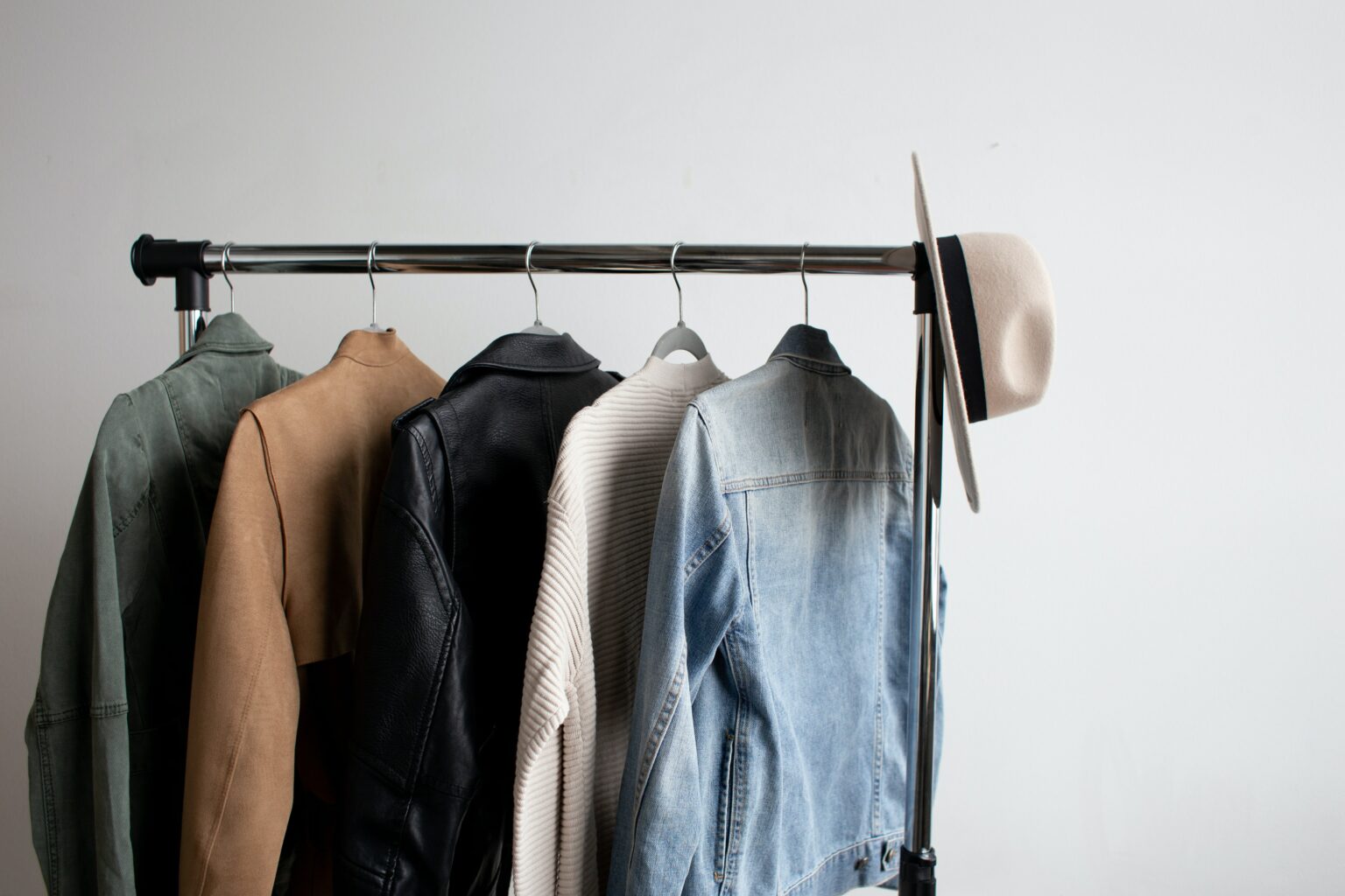 How to Build a Versatile Wardrobe // 34 Outfits From 10 Items